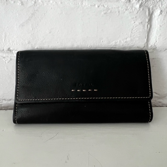 Fossil | Bags | Fossil Black Color Pebbled Leather Trifold Wallet ...